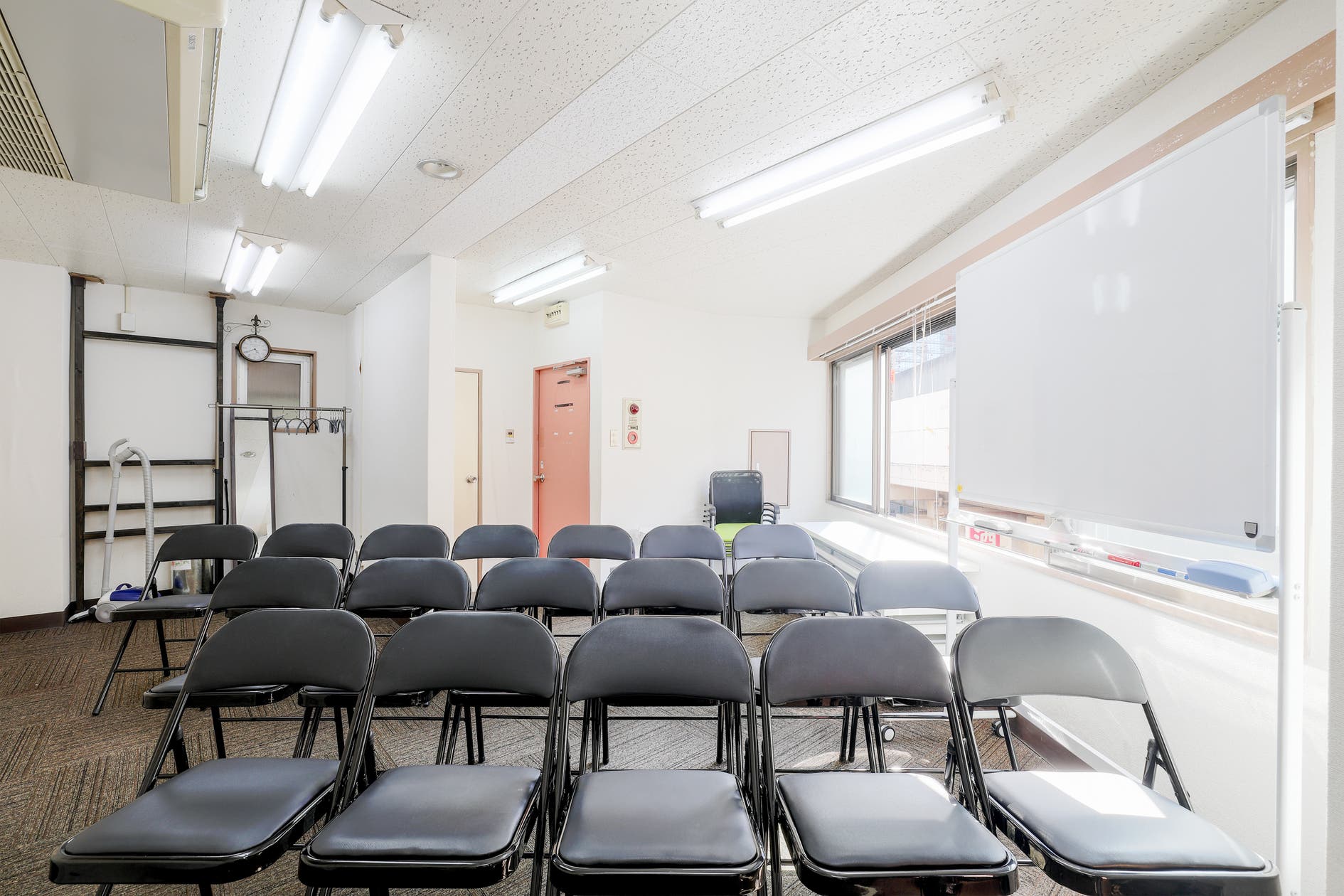 【神田駅南口徒歩1分】駅近レンタルスペース 広さ33㎡・20名まで✨Wi-Fi＆プロジェクター完備で会議・研修等も快適に！撮影◎の写真5