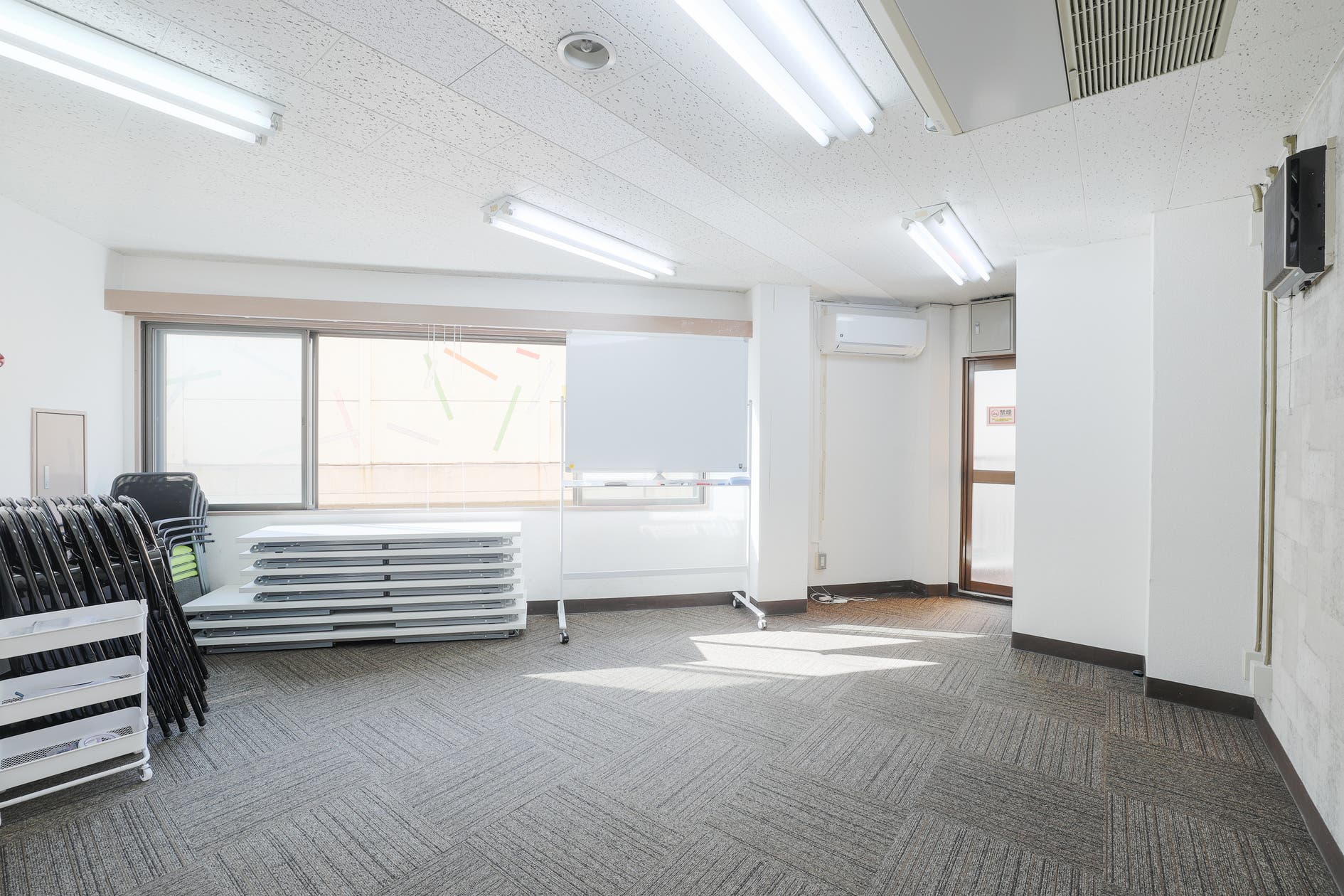 【神田駅南口徒歩1分】駅近レンタルスペース 広さ33㎡・20名まで✨Wi-Fi＆プロジェクター完備で会議・研修等も快適に！撮影◎の写真6