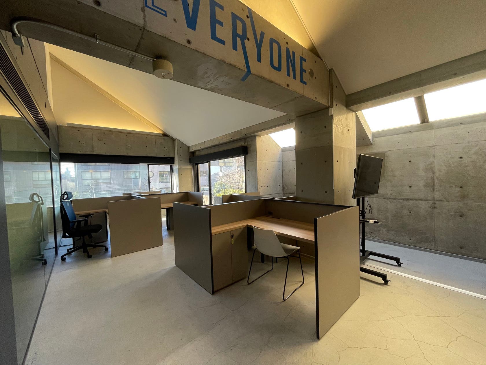 [秋限定]《六本木ヒルズすぐ・長期契約不要 ・ 初期費用ゼロ ・ 月単位利用可能》16名個室オフィス◆Wi-fi・電源の写真3