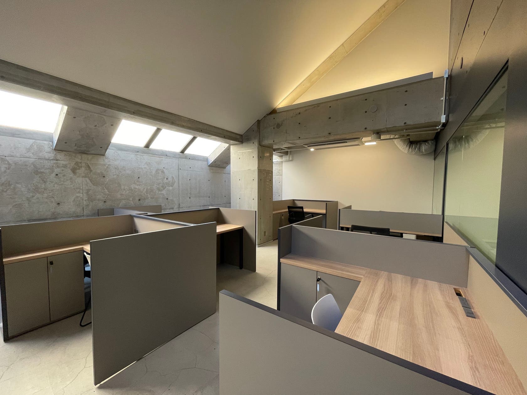 [秋限定]《六本木ヒルズすぐ・長期契約不要 ・ 初期費用ゼロ ・ 月単位利用可能》16名個室オフィス◆Wi-fi・電源の写真4