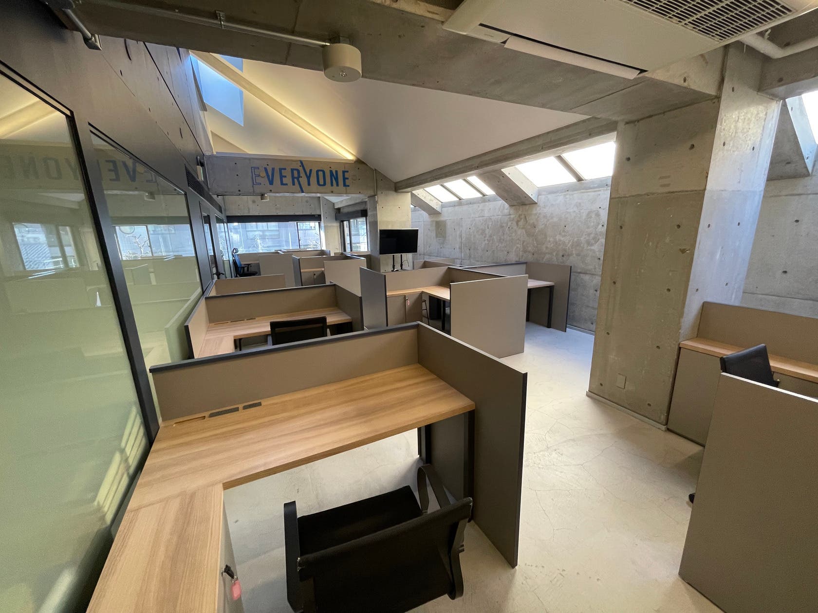 [秋限定]《六本木ヒルズすぐ・長期契約不要 ・ 初期費用ゼロ ・ 月単位利用可能》16名個室オフィス◆Wi-fi・電源の写真1