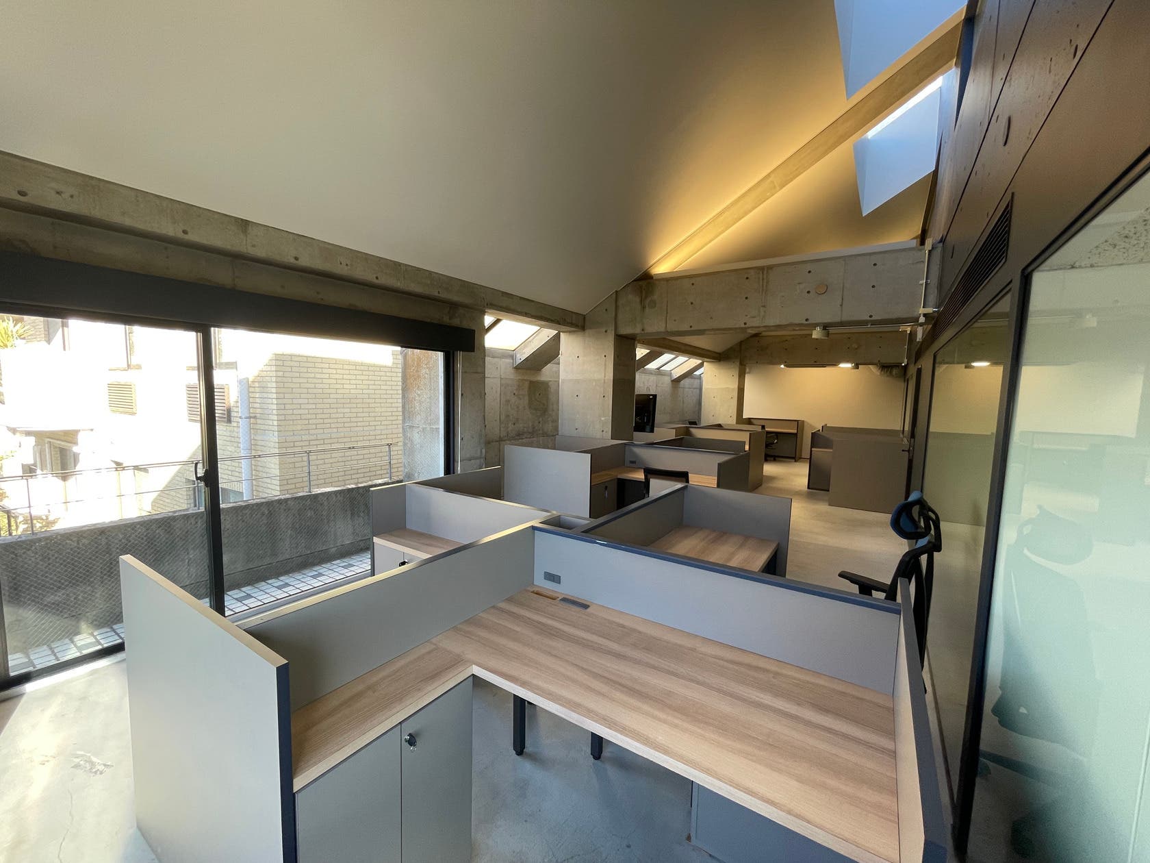 [秋限定]《六本木ヒルズすぐ・長期契約不要 ・ 初期費用ゼロ ・ 月単位利用可能》16名個室オフィス◆Wi-fi・電源の写真2