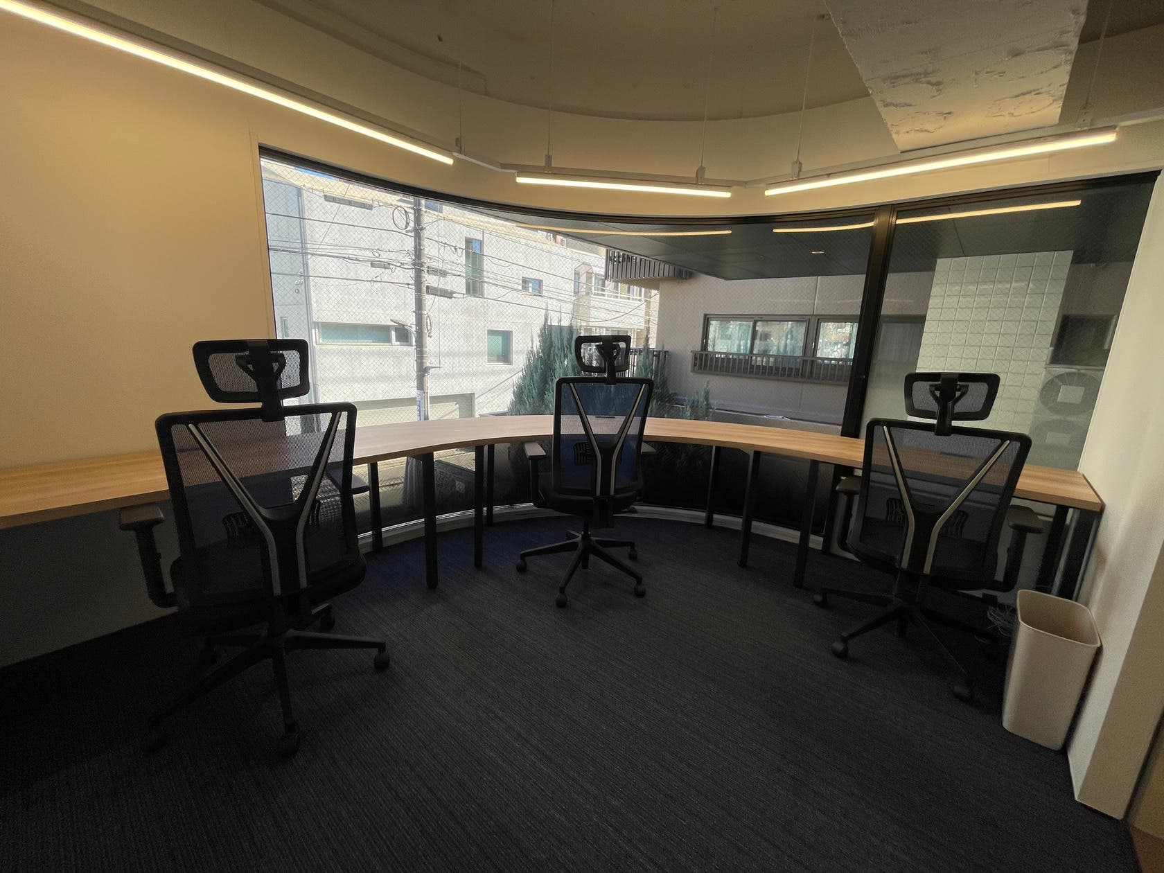 《六本木ヒルズすぐ》3名個室オフィス◆コワーキングスペース◆Wi-fi・電源・ホワイトボード・完全個室　テレワークに最適の写真1