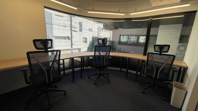 《六本木ヒルズすぐ》3名個室オフィス◆コワーキングスペース◆Wi-fi・電源・ホワイトボード・完全個室 テレワークに最適の写真1
