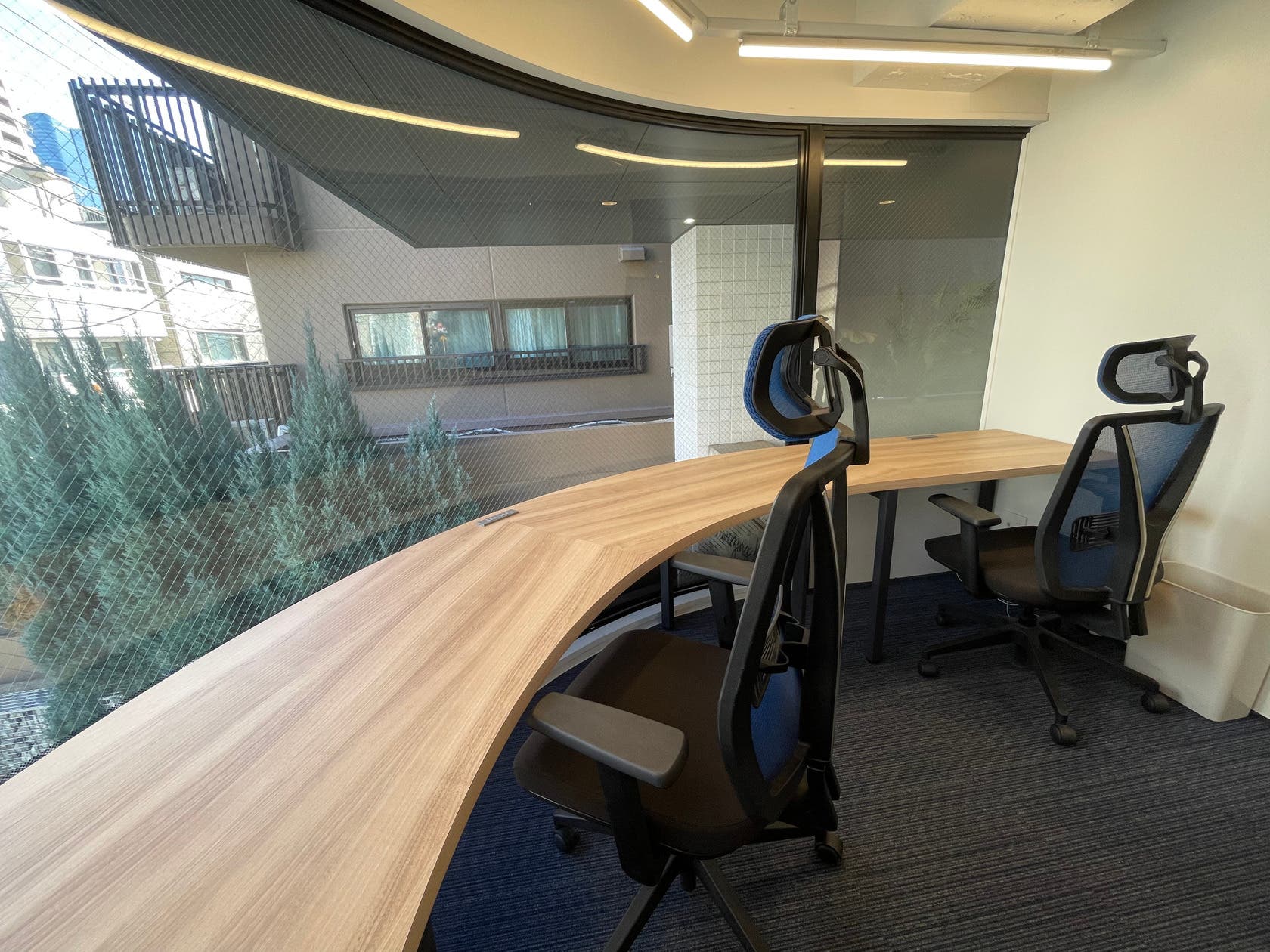 《六本木ヒルズすぐ》3名個室オフィス◆コワーキングスペース◆Wi-fi・電源・ホワイトボード・完全個室　テレワークに最適の写真2
