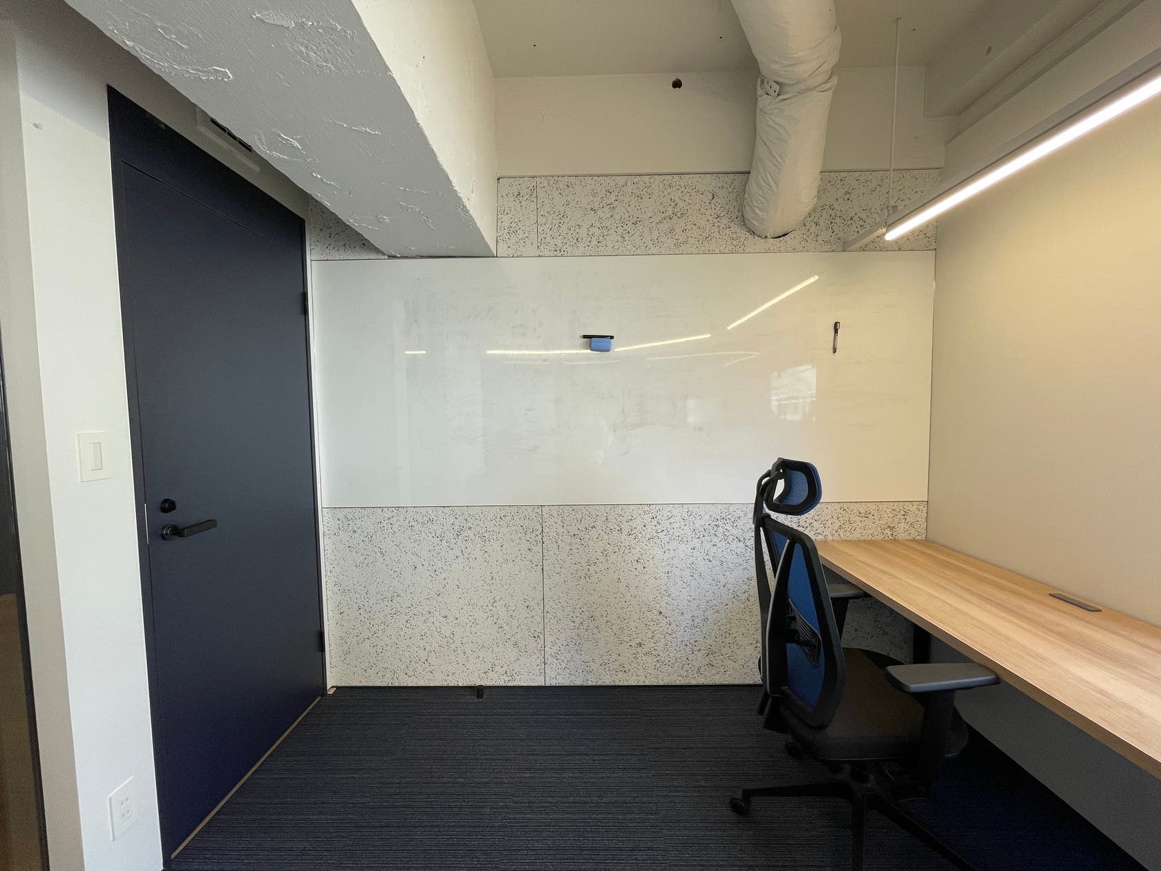 《六本木ヒルズすぐ》3名個室オフィス◆コワーキングスペース◆Wi-fi・電源・ホワイトボード・完全個室　テレワークに最適の写真3