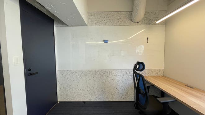 《六本木ヒルズすぐ》3名個室オフィス◆コワーキングスペース◆Wi-fi・電源・ホワイトボード・完全個室 テレワークに最適の写真3