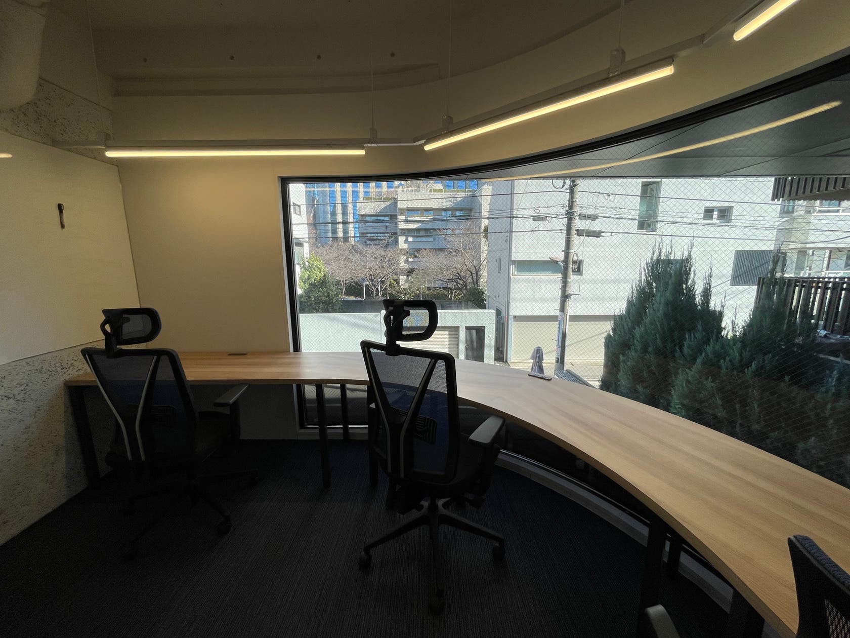 《六本木ヒルズすぐ》3名個室オフィス◆コワーキングスペース◆Wi-fi・電源・ホワイトボード・完全個室　テレワークに最適の写真4