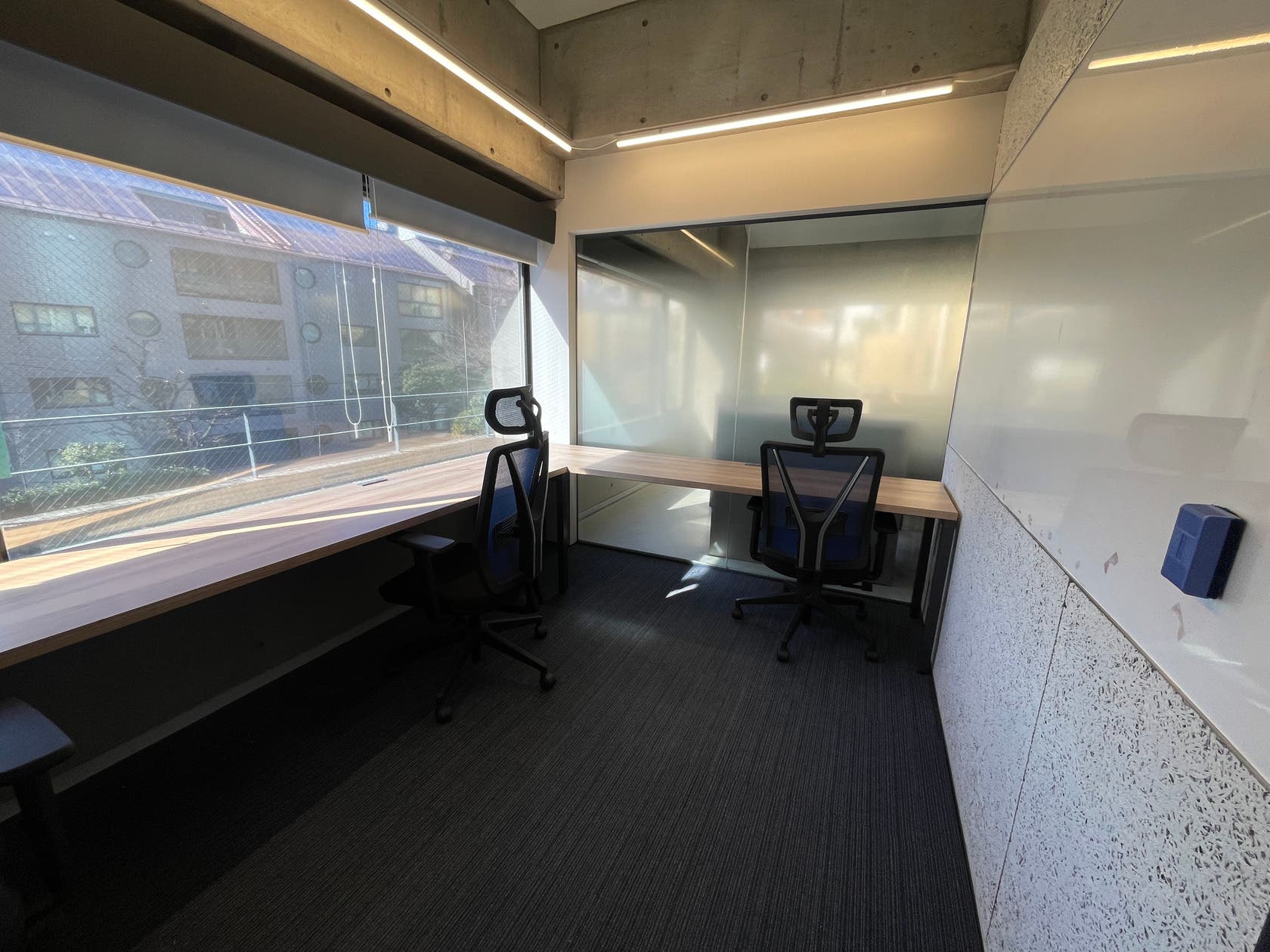 《六本木ヒルズすぐ》5名個室オフィス◆コワーキングスペース◆Wi-fi・電源・ホワイトボード・完全個室　テレワークに最適の写真5