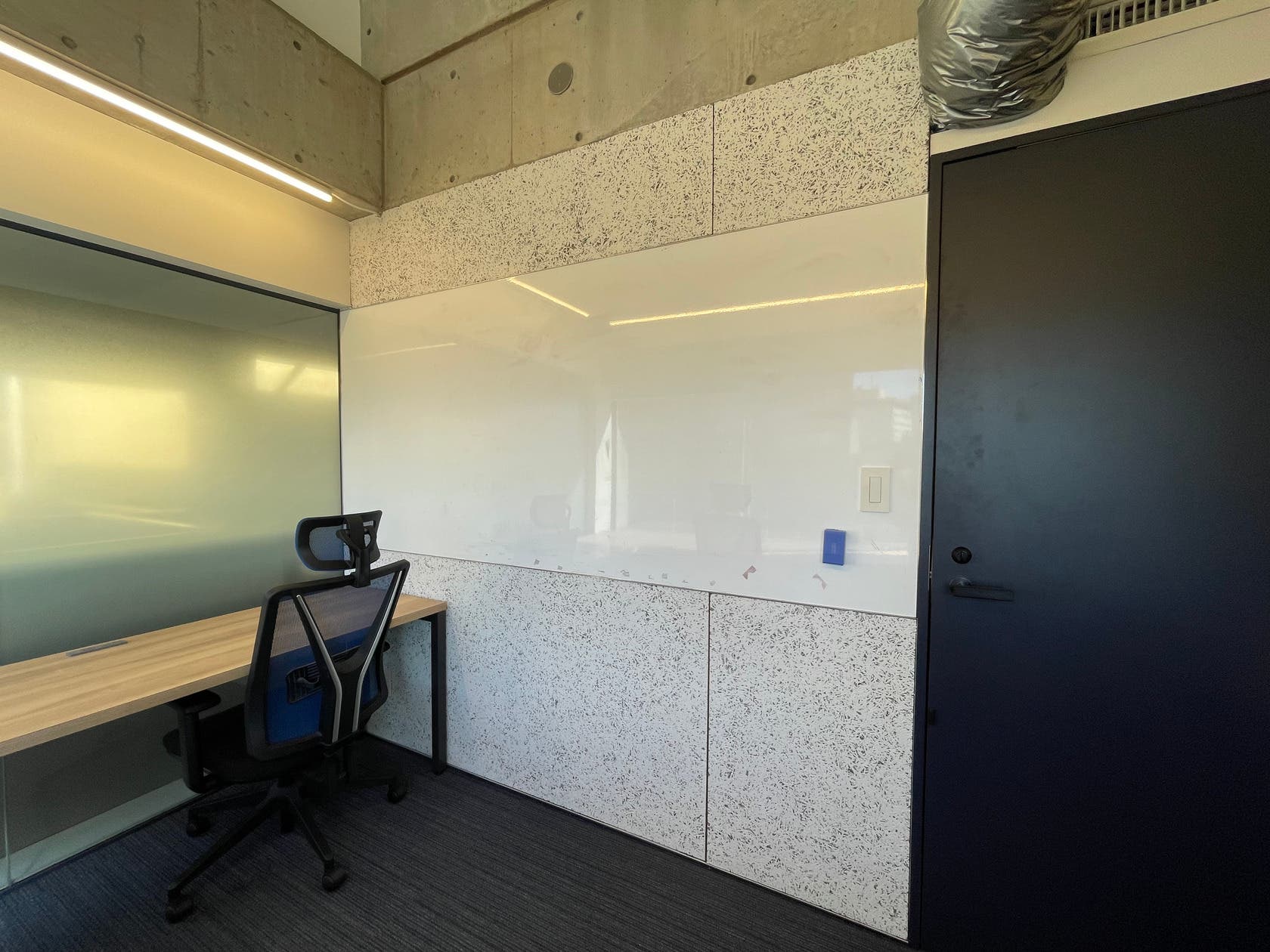 《六本木ヒルズすぐ》5名個室オフィス◆コワーキングスペース◆Wi-fi・電源・ホワイトボード・完全個室　テレワークに最適の写真3
