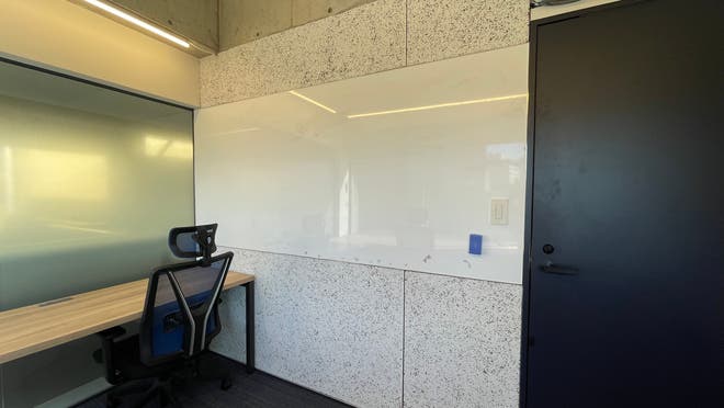 《六本木ヒルズすぐ》5名個室オフィス◆コワーキングスペース◆Wi-fi・電源・ホワイトボード・完全個室 テレワークに最適の写真3