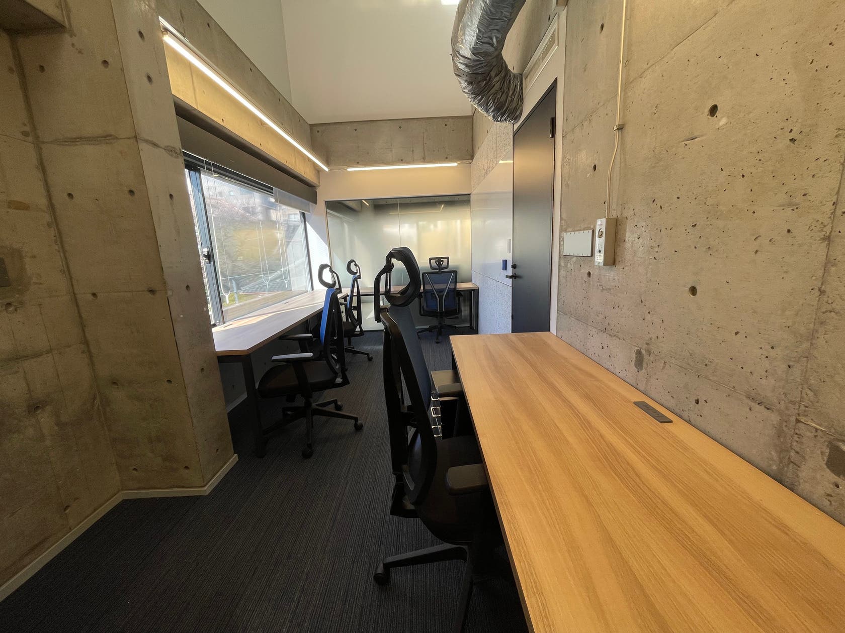 《六本木ヒルズすぐ》5名個室オフィス◆コワーキングスペース◆Wi-fi・電源・ホワイトボード・完全個室　テレワークに最適の写真2