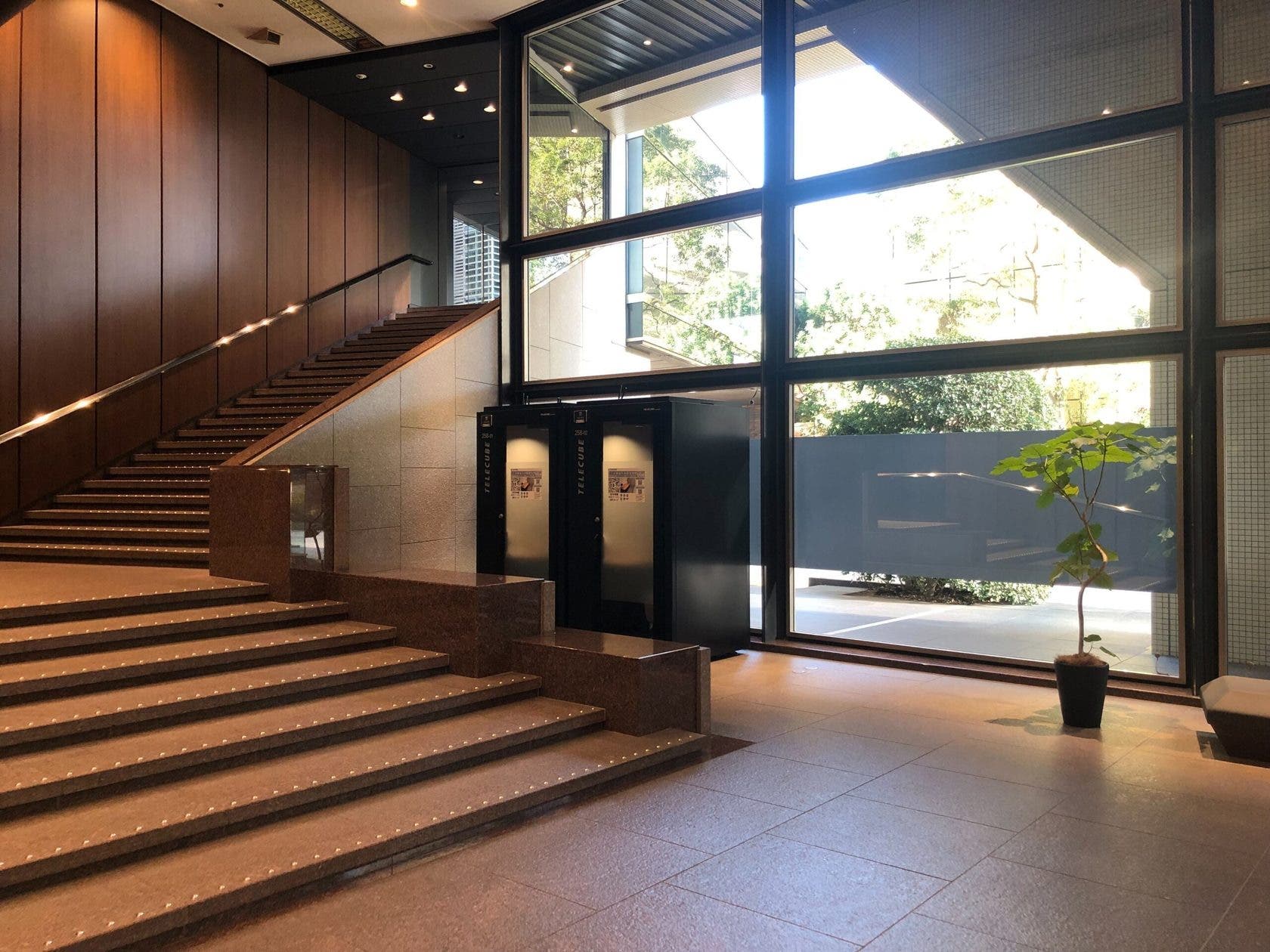 【テレキューブ】JMFビル川崎01の個室型ワークブース（258-02）です。視線と音を遮る、プライベートな集中環境。の写真1