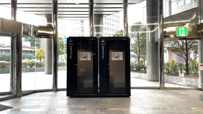 【テレキューブ】青山オーバルビルの個室型ワークブース(267-01)です。視線と音を遮る、プライベートな集中環境。の写真1