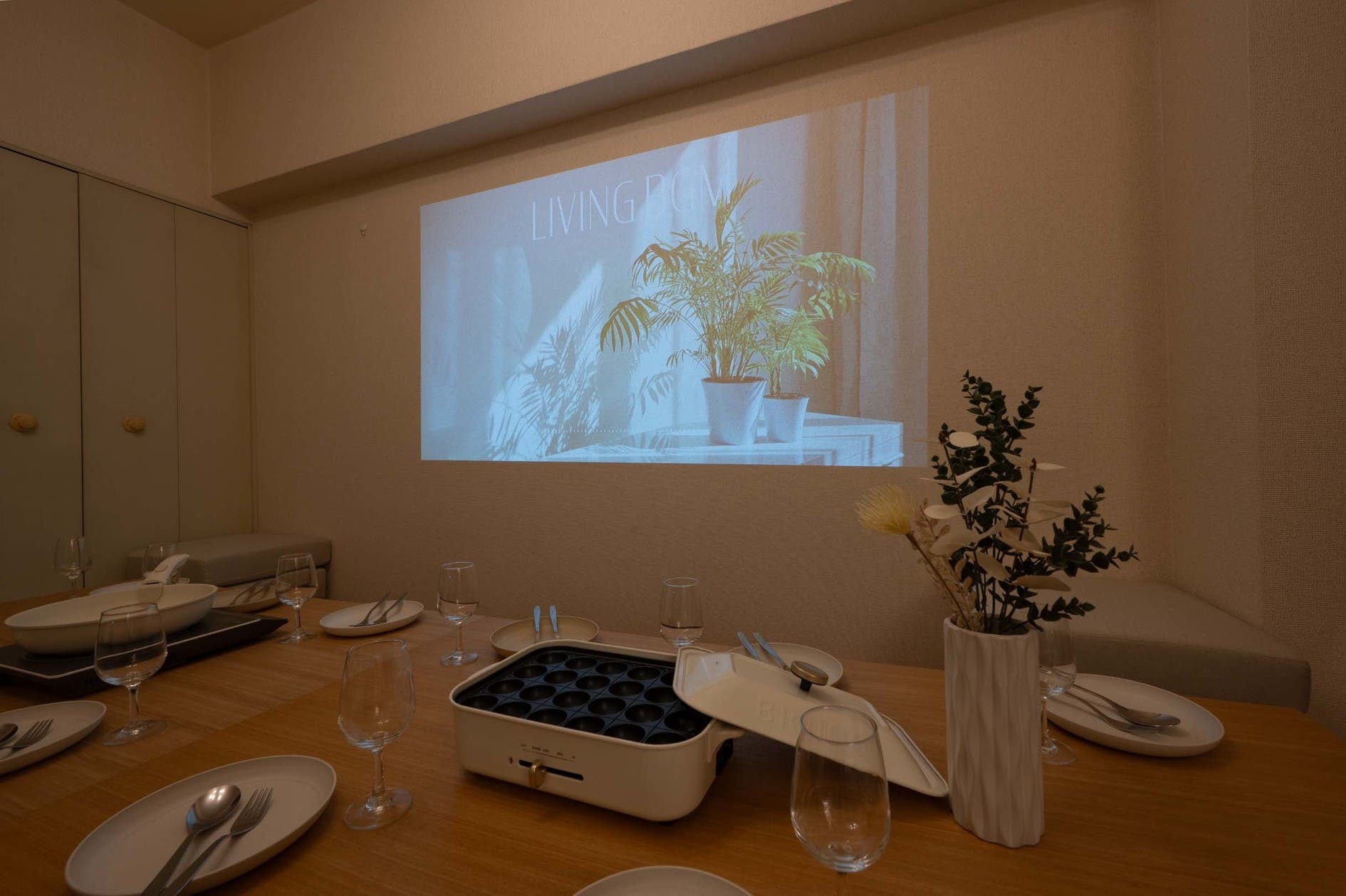 🎬【関内駅徒歩1分】100インチプロジェクター＆大画面TV🎮ゲーム5種🎲ボドゲ10種/たこパOK🍳女子会/誕生日会に最適の写真15