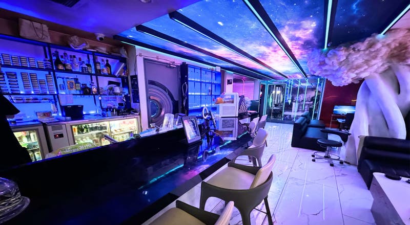 飲み放題990円/圧倒的な宇宙空間/カラオケ無料/メインフロア+３個室
