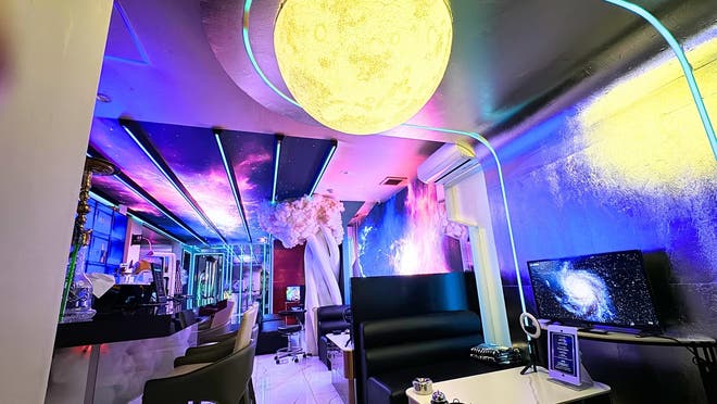 飲み放題990円/圧倒的な宇宙空間/カラオケ無料/メインフロア+3個室の写真2