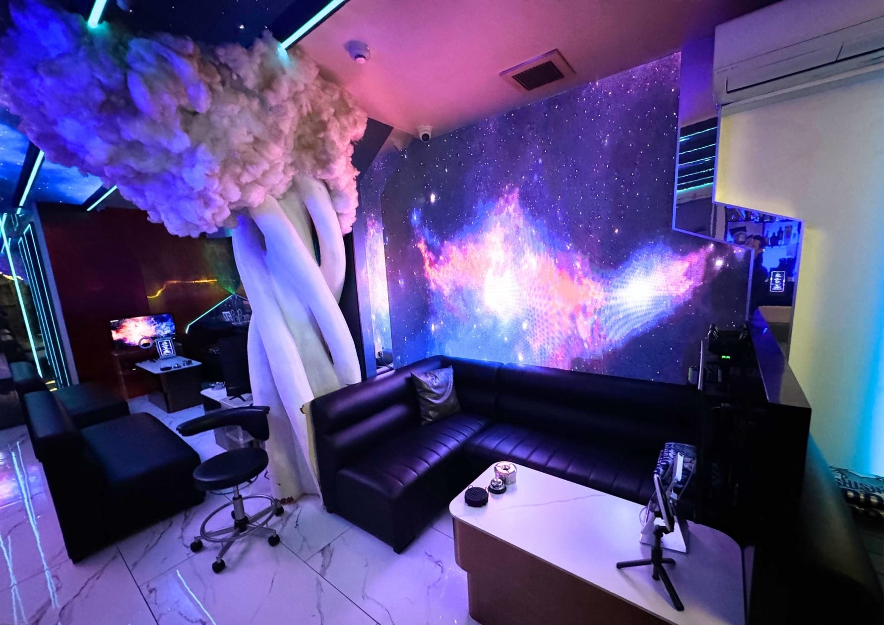 飲み放題990円/圧倒的な宇宙空間/カラオケ無料/メインフロア+３個室の写真7