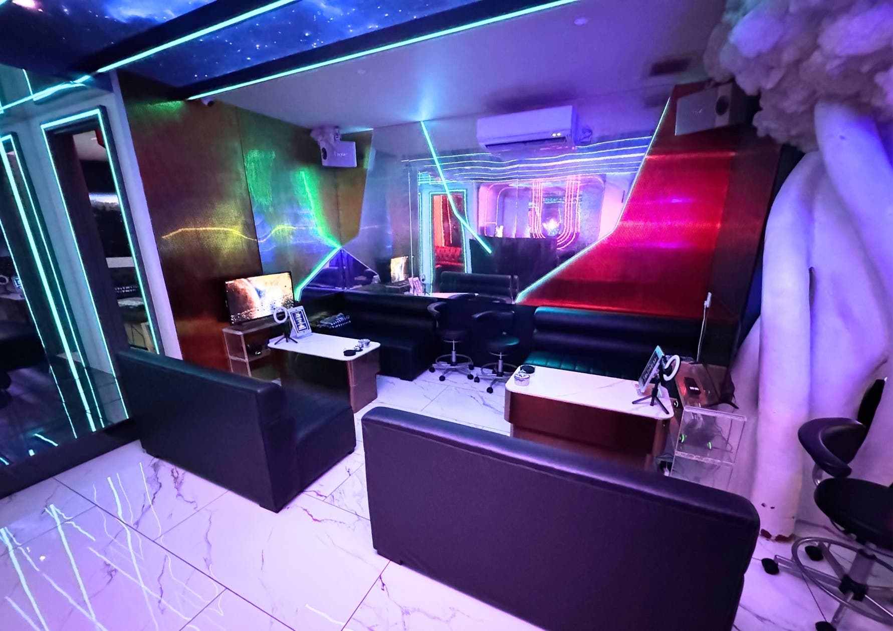 飲み放題990円/圧倒的な宇宙空間/カラオケ無料/メインフロア+３個室の写真8