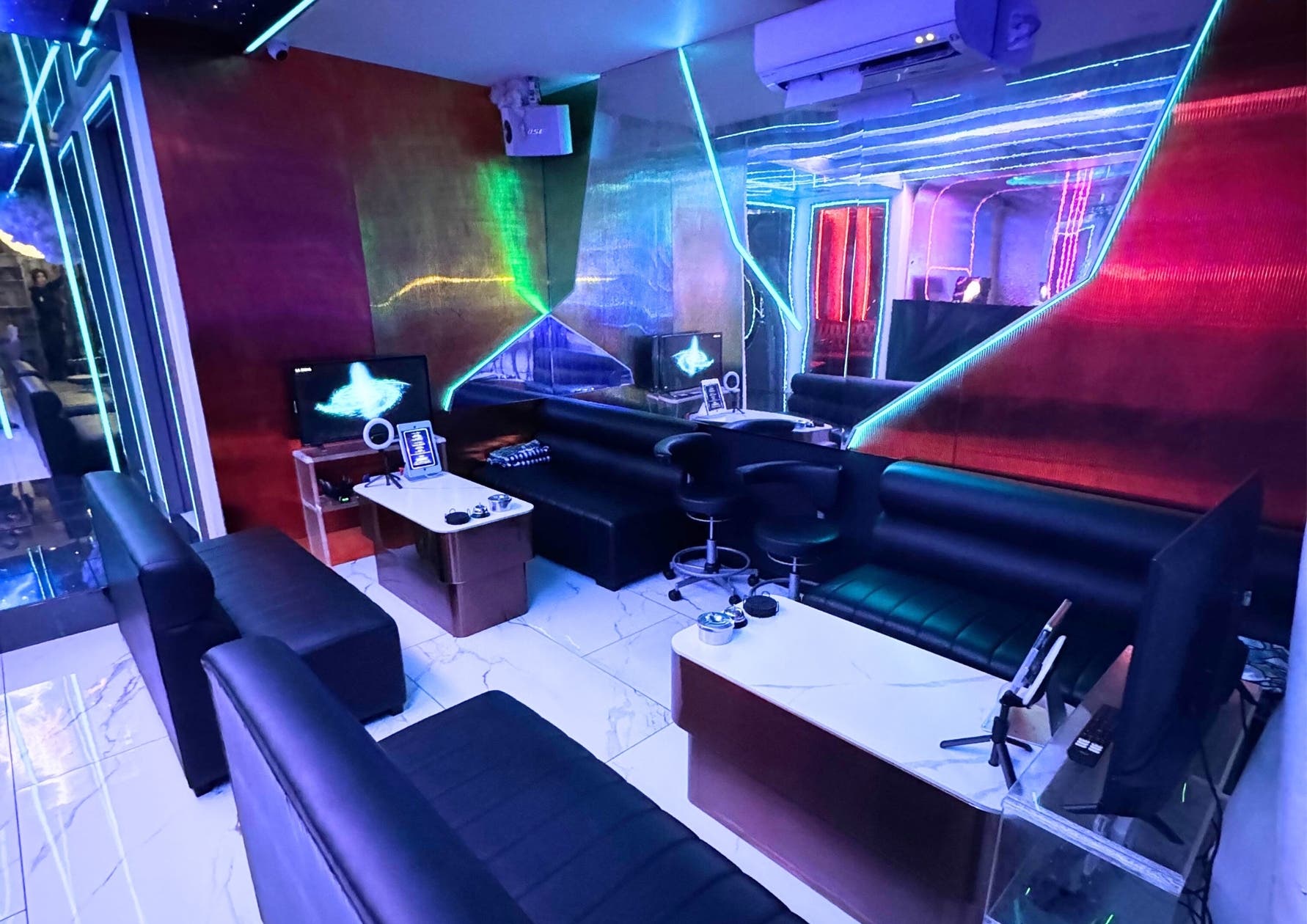 飲み放題990円/圧倒的な宇宙空間/カラオケ無料/メインフロア+３個室の写真9