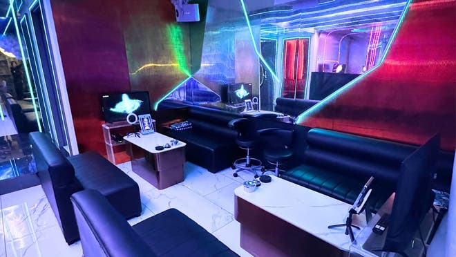 飲み放題990円/圧倒的な宇宙空間/カラオケ無料/メインフロア+3個室の写真9