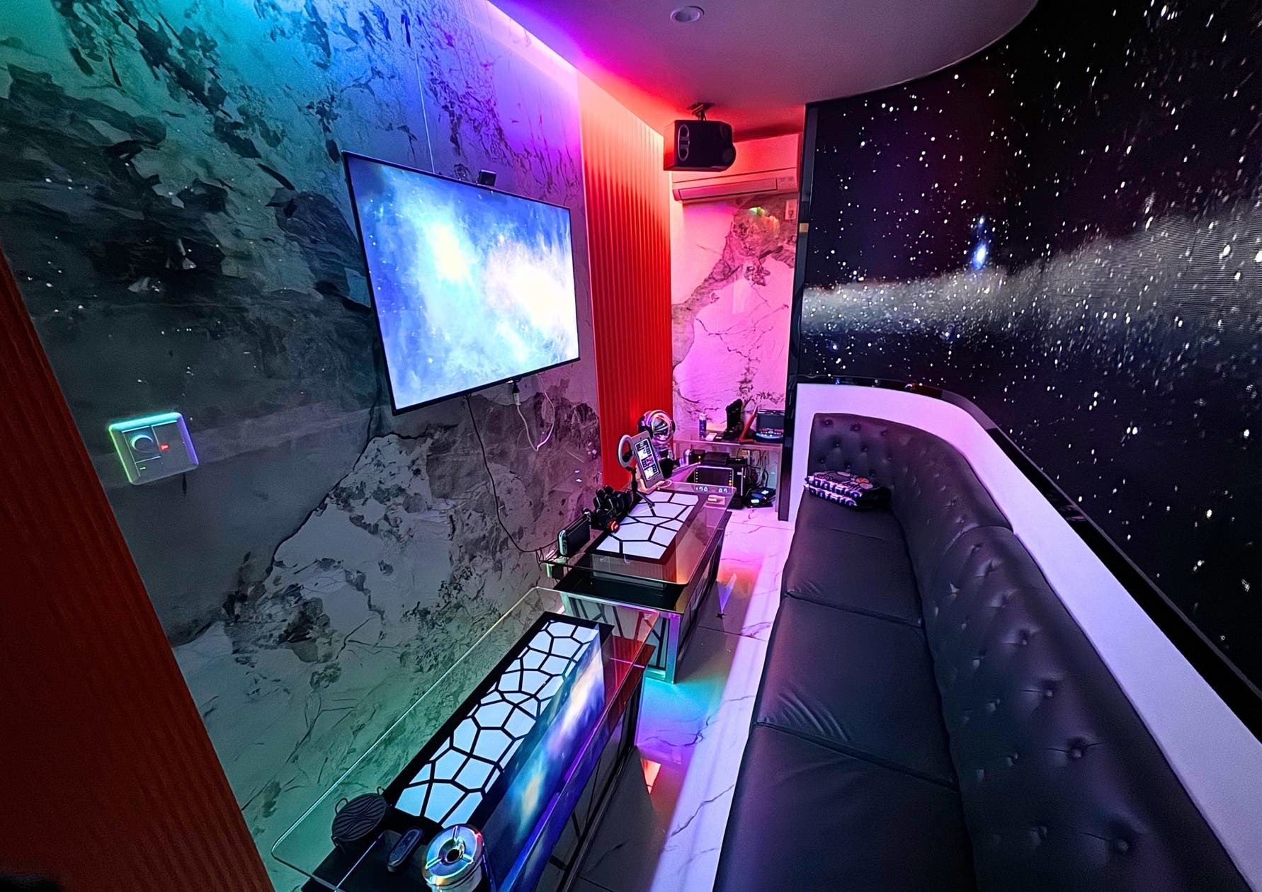 飲み放題990円/圧倒的な宇宙空間/カラオケ無料/メインフロア+３個室の写真11