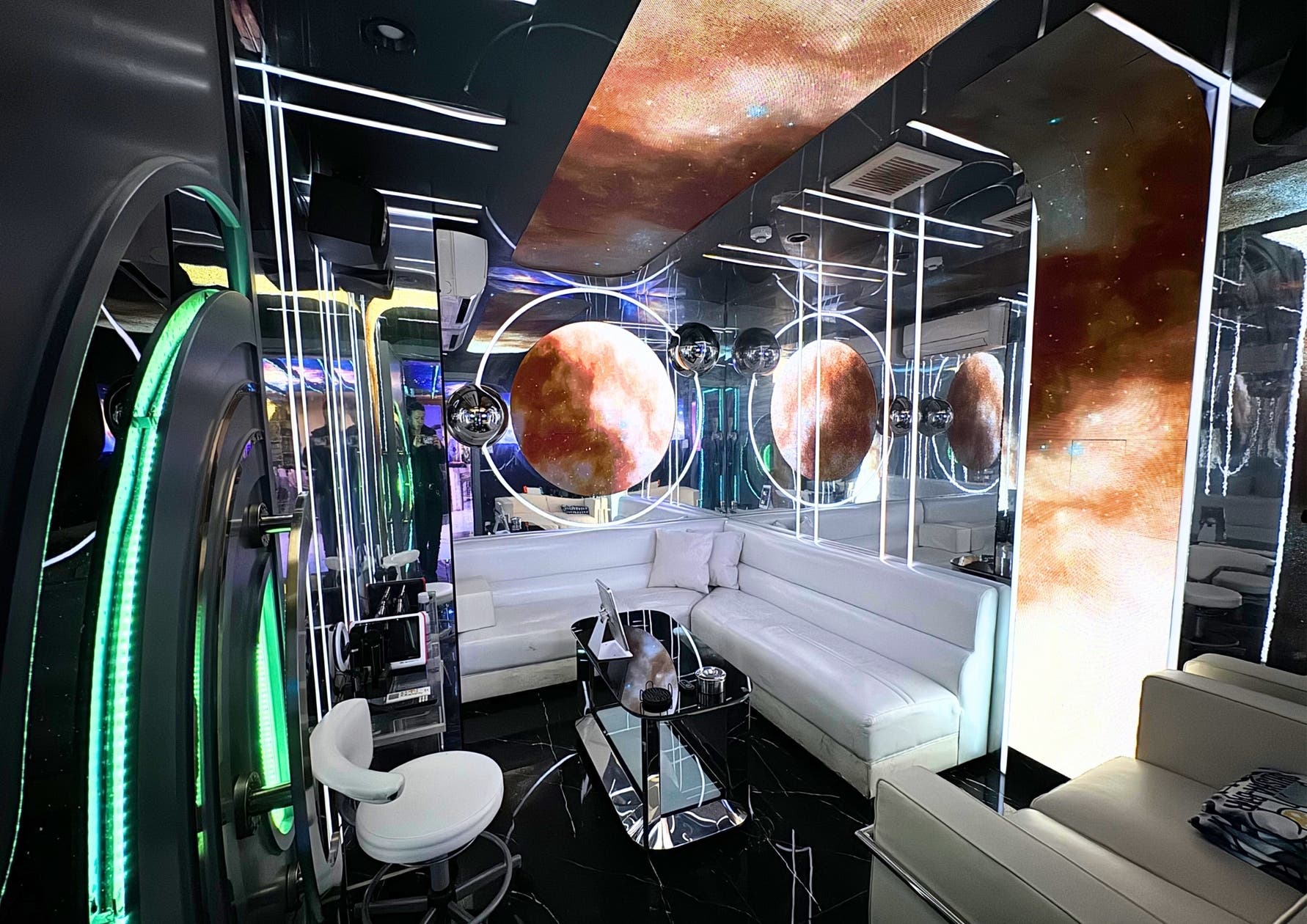 飲み放題990円/圧倒的な宇宙空間/カラオケ無料/メインフロア+３個室の写真12