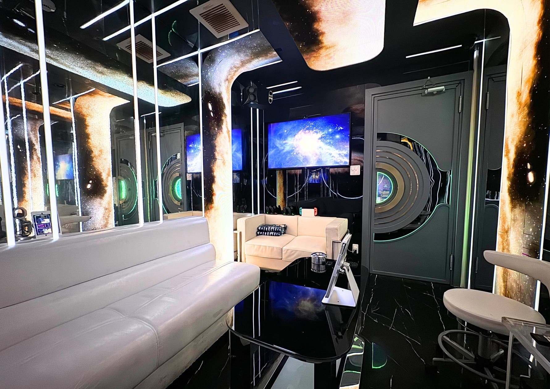 飲み放題990円/圧倒的な宇宙空間/カラオケ無料/メインフロア+３個室の写真13