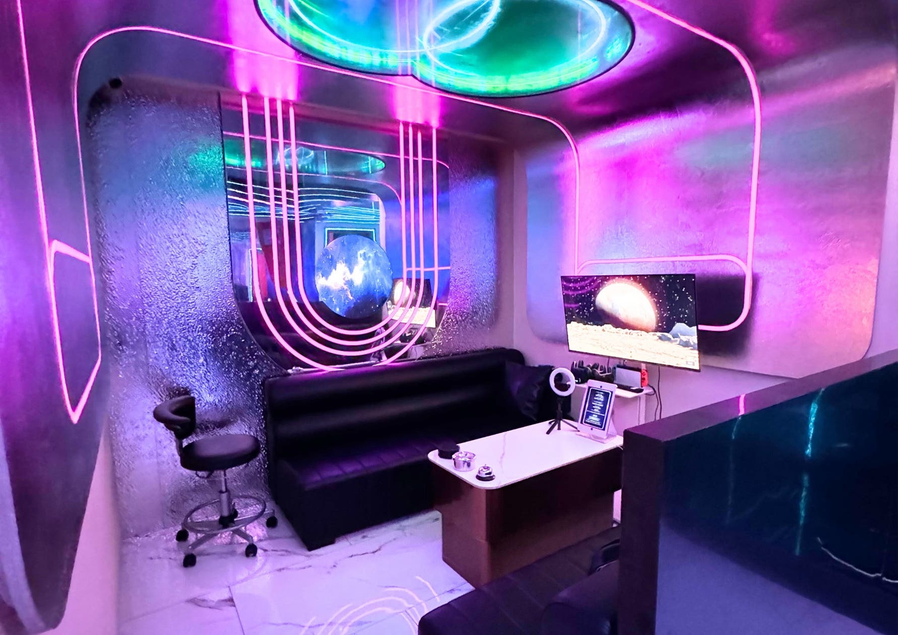 飲み放題990円/圧倒的な宇宙空間/カラオケ無料/メインフロア+３個室の写真16