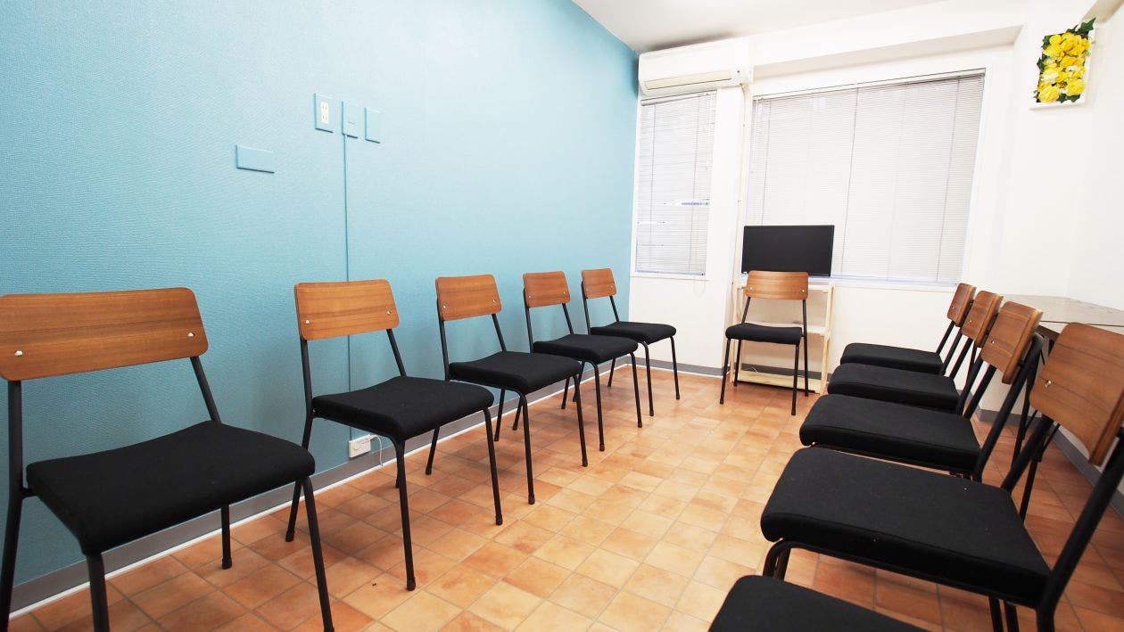 【テラス】横浜駅徒歩2分 神奈川最安 貸し会議室 A／換気可・除菌ズッグ有　Web会議・PC作業等にの写真4