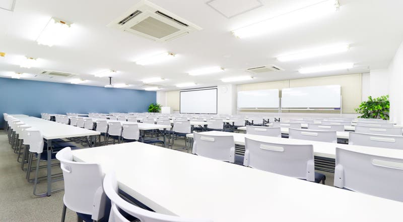 【JR博多駅東5出口徒歩15秒！筑紫口徒歩1分！105名利用可】プロジェクター・WiFi無料！ふれあい貸し会議室 博多No126