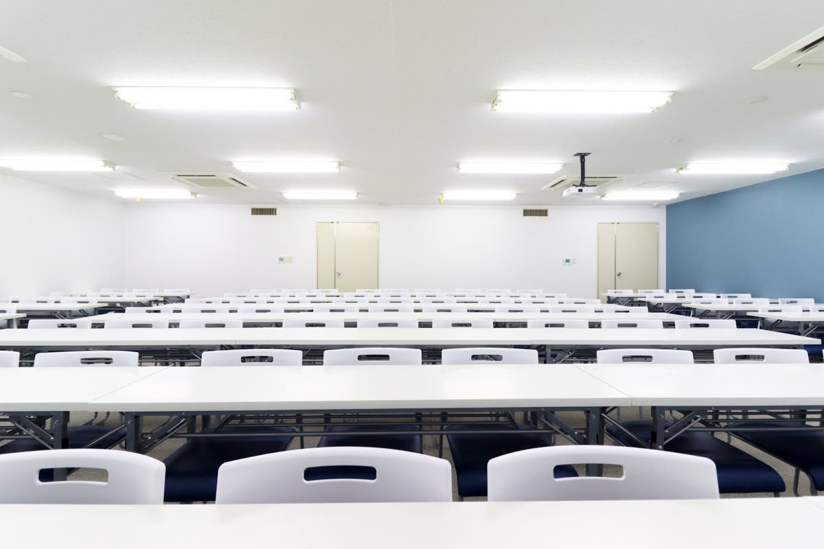 【JR博多駅東5出口徒歩15秒！筑紫口徒歩1分！105名利用可】プロジェクター・WiFi無料！ふれあい貸し会議室 博多No126の写真5