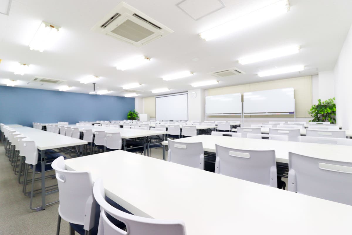 【JR博多駅東5出口徒歩15秒！筑紫口徒歩1分！105名利用可】プロジェクター・WiFi無料！ふれあい貸し会議室 博多No126の写真7