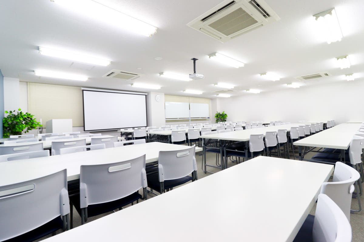 【JR博多駅東5出口徒歩15秒！筑紫口徒歩1分！105名利用可】プロジェクター・WiFi無料！ふれあい貸し会議室 博多No126の写真9