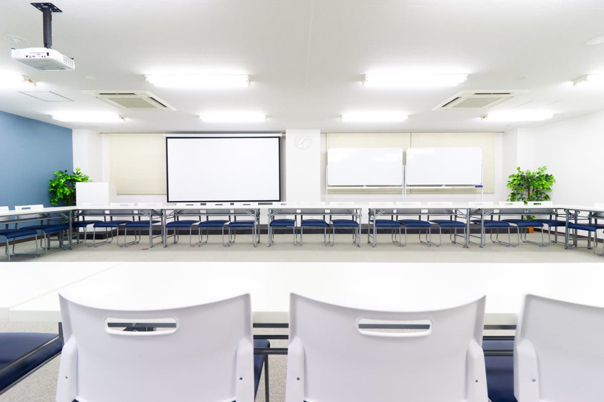 【JR博多駅東5出口徒歩15秒！筑紫口徒歩1分！105名利用可】プロジェクター・WiFi無料！ふれあい貸し会議室 博多No126の写真12