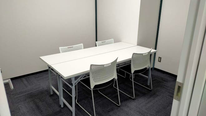 【リロの会議室】五反田KANPAIビル 1階 RoomE 五反田駅徒歩5分、商談やミーティングに最適です。の写真1