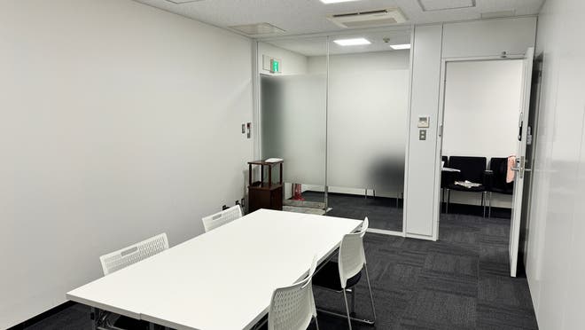 【リロの会議室】五反田KANPAIビル1階 RoomA 五反田駅徒歩5分、商談や少人数ミーティングに最適。の写真1