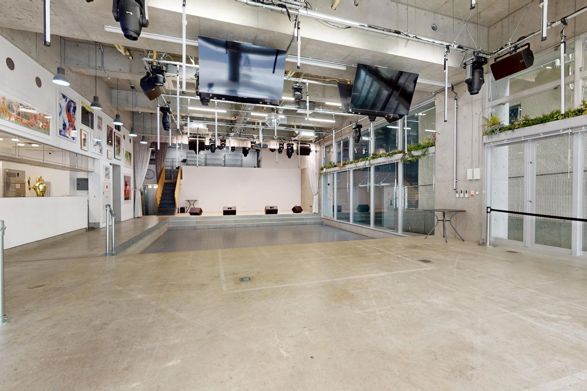 ～フォーマルな研修やセミナーから煌びやかな宴会まで、一気通貫で開催できる「駅前」＆「ハイブリッド」なイベントホール。の写真6