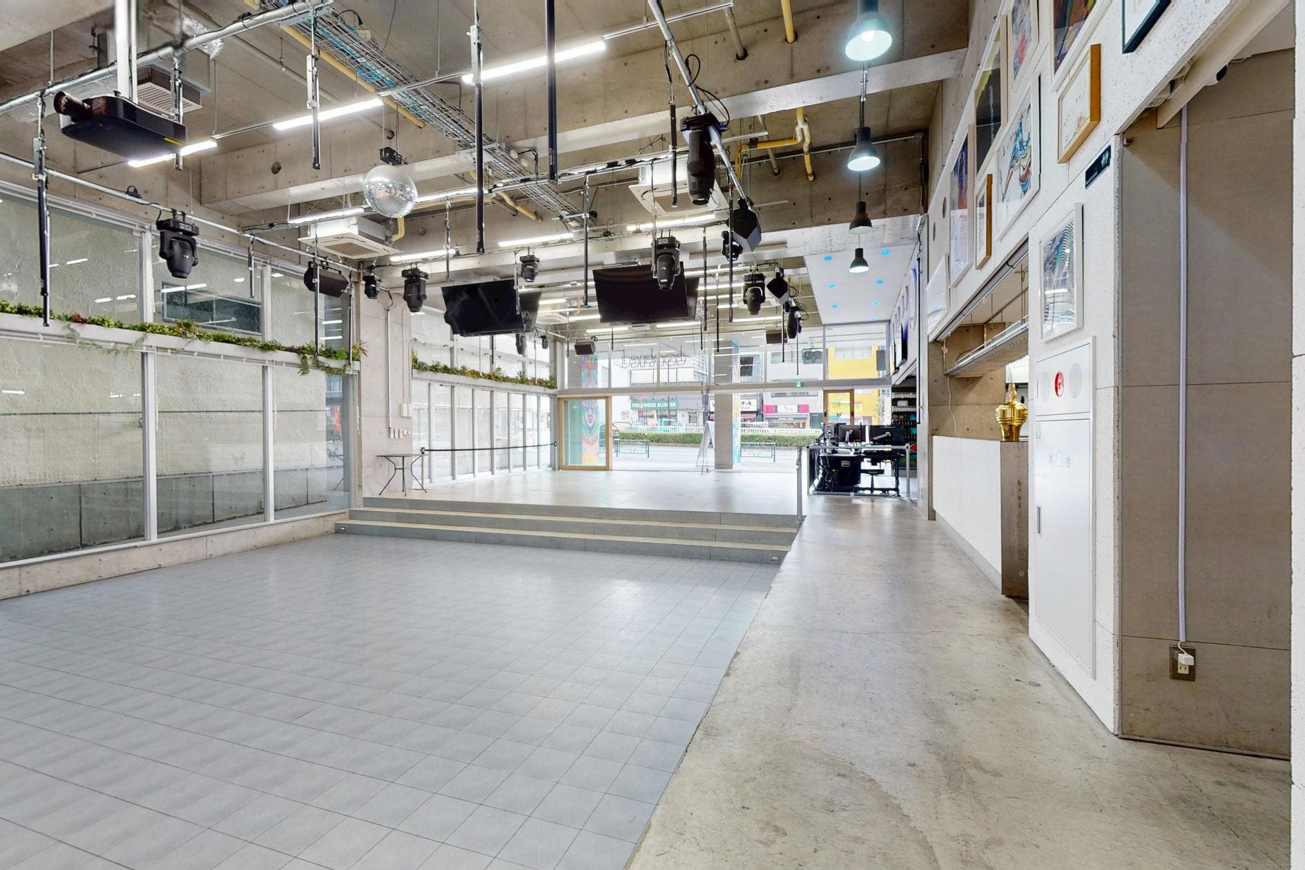 ～フォーマルな研修やセミナーから煌びやかな宴会まで、一気通貫で開催できる「駅前」＆「ハイブリッド」なイベントホール。の写真8