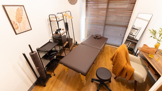 茶色を基調とした落ち着いたあたたかい「corelabo208 CHAIRO」名古屋駅徒歩5分✨エステ・ネイル・整体✨可燃ごみ無料の写真1