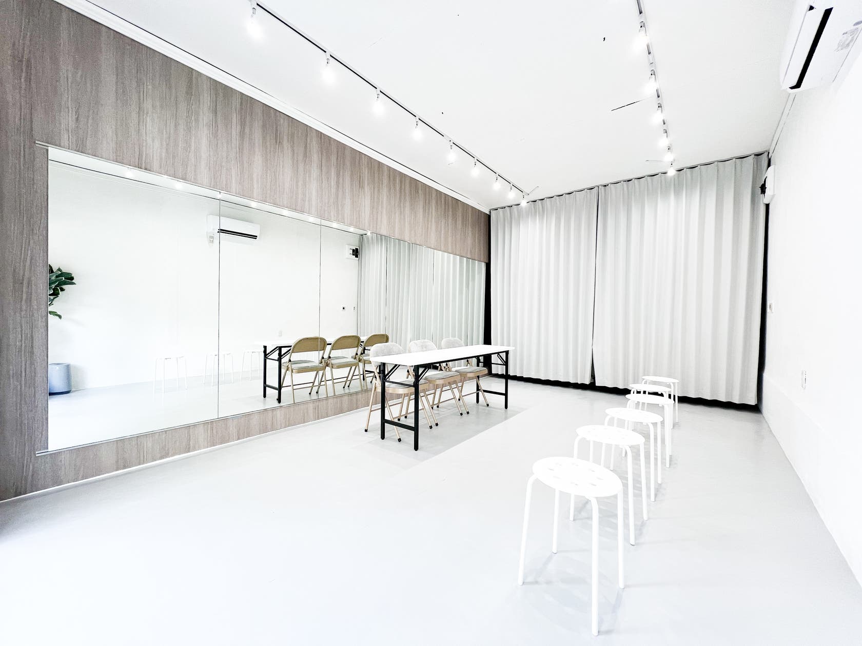 【東武宇都宮駅徒歩3分！】◆5ｍ大型鏡があるスタジオ◆ダンス・ヨガ・ピラティスにオススメ！グループでも個人でもどうぞ！の写真5