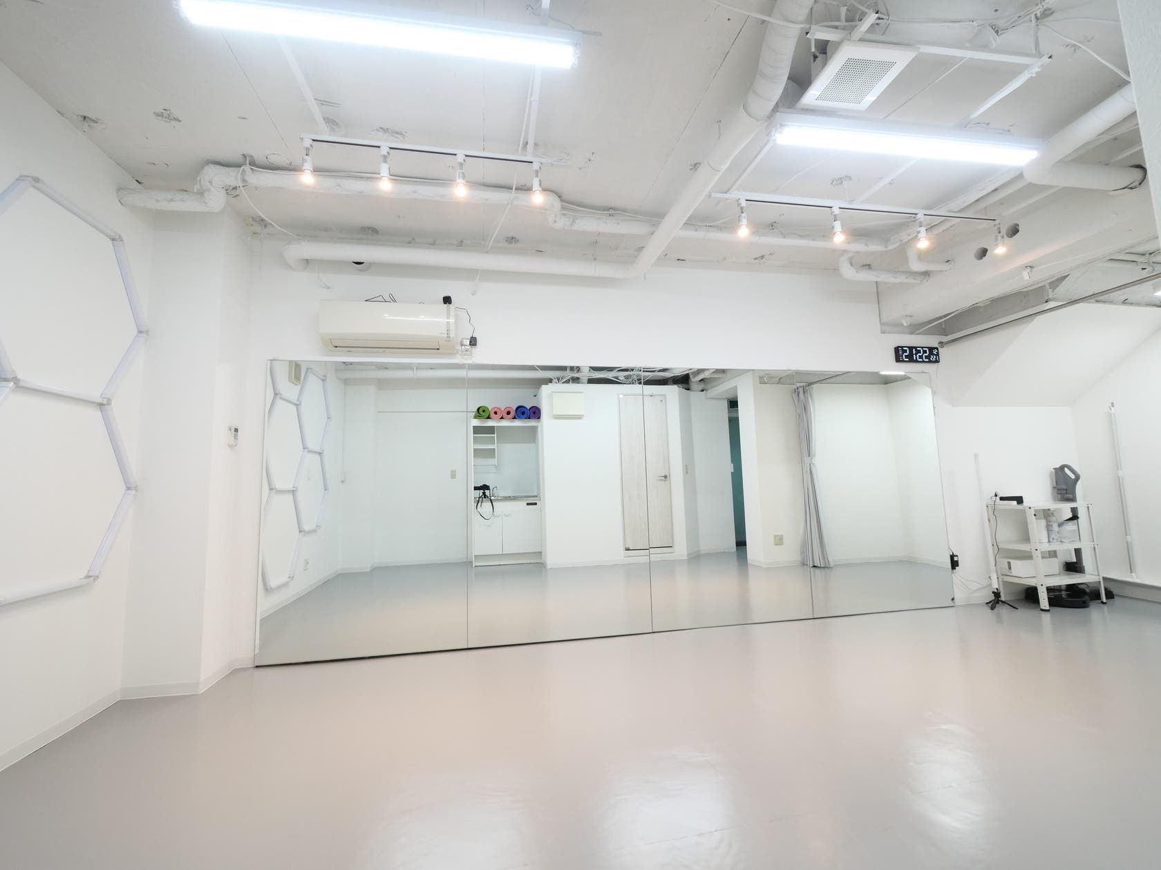 【柏駅4分】真っ白な内装で清潔感✨｜20平米｜リノリュウム床｜天井高く開放的｜5人で余裕でダンス👍｜撮影映えLED完備🎥の写真5