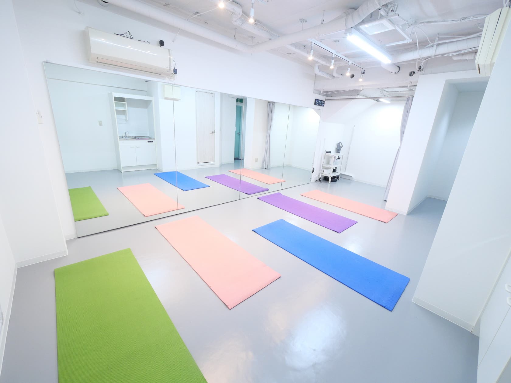 【柏駅4分】真っ白な内装で清潔感✨｜20平米｜リノリュウム床｜天井高く開放的｜5人で余裕でダンス👍｜撮影映えLED完備🎥の写真3