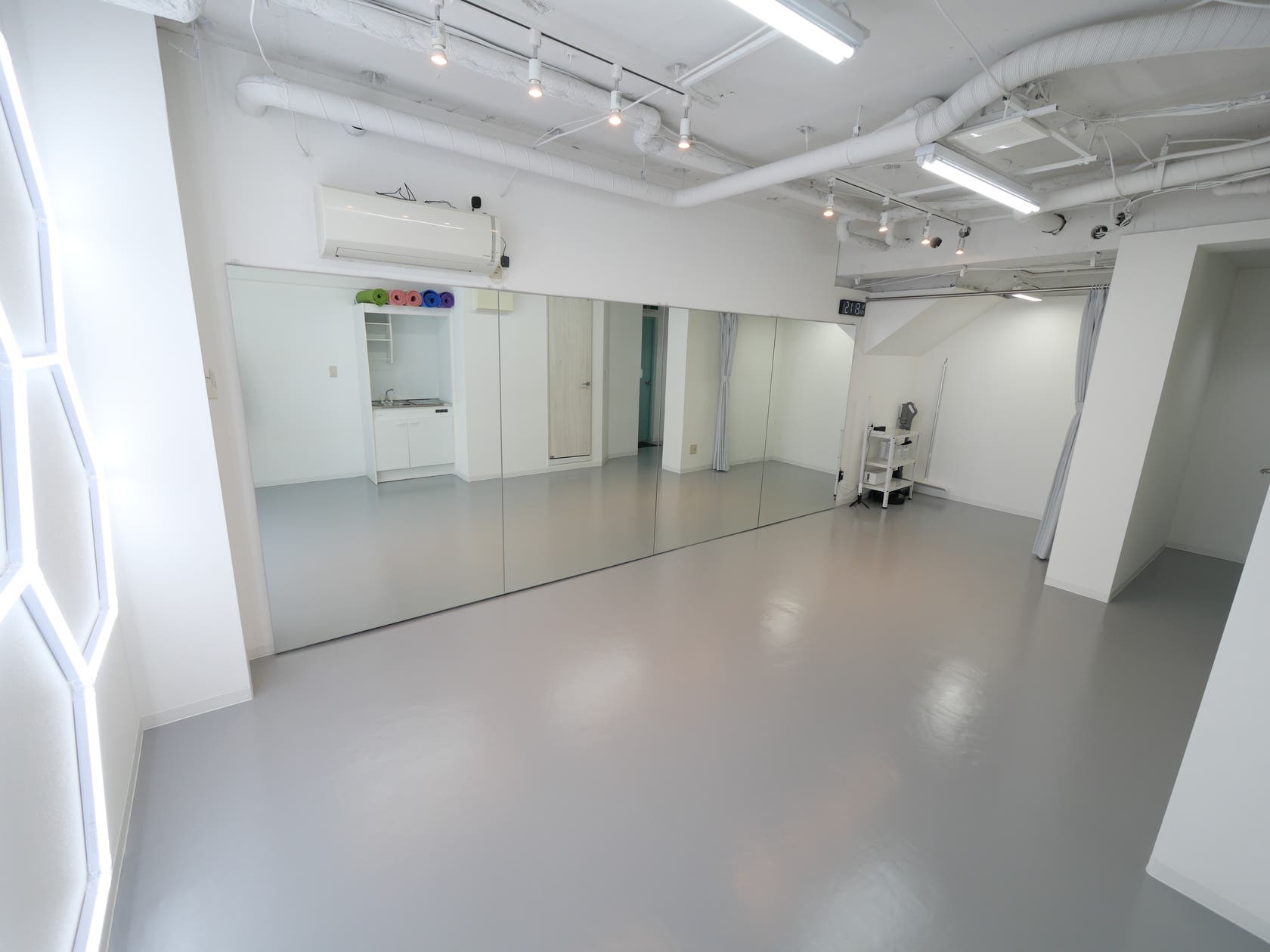 【柏駅4分】真っ白な内装で清潔感✨｜20平米｜リノリュウム床｜天井高く開放的｜5人で余裕でダンス👍｜撮影映えLED完備🎥の写真6