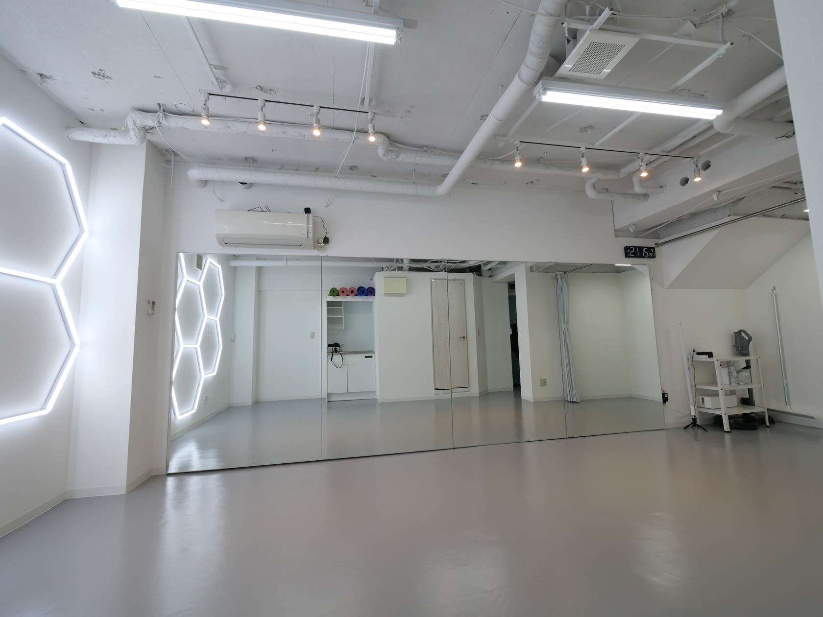 【柏駅4分】真っ白な内装で清潔感✨｜20平米｜リノリュウム床｜天井高く開放的｜5人で余裕でダンス👍｜撮影映えLED完備🎥の写真7