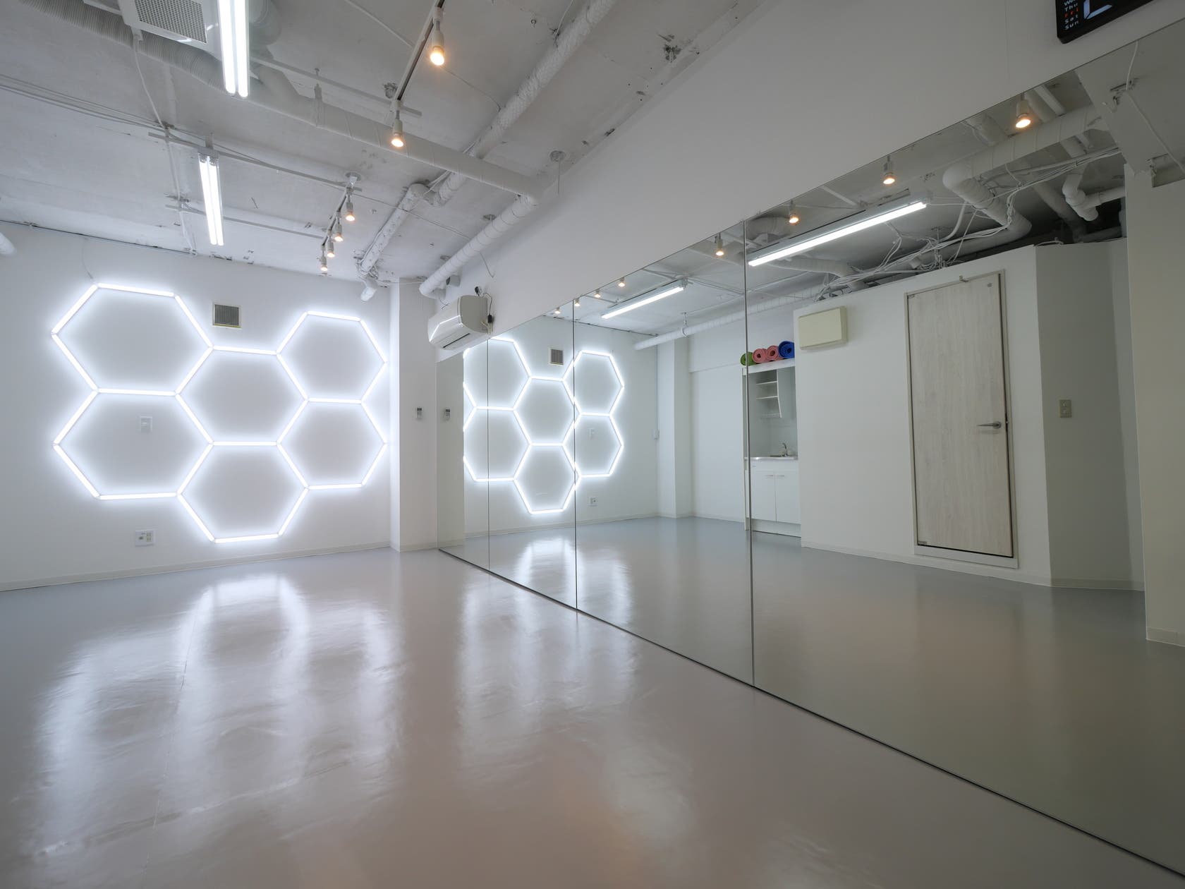 【柏駅4分】真っ白な内装で清潔感✨｜20平米｜リノリュウム床｜天井高く開放的｜5人で余裕でダンス👍｜撮影映えLED完備🎥の写真8