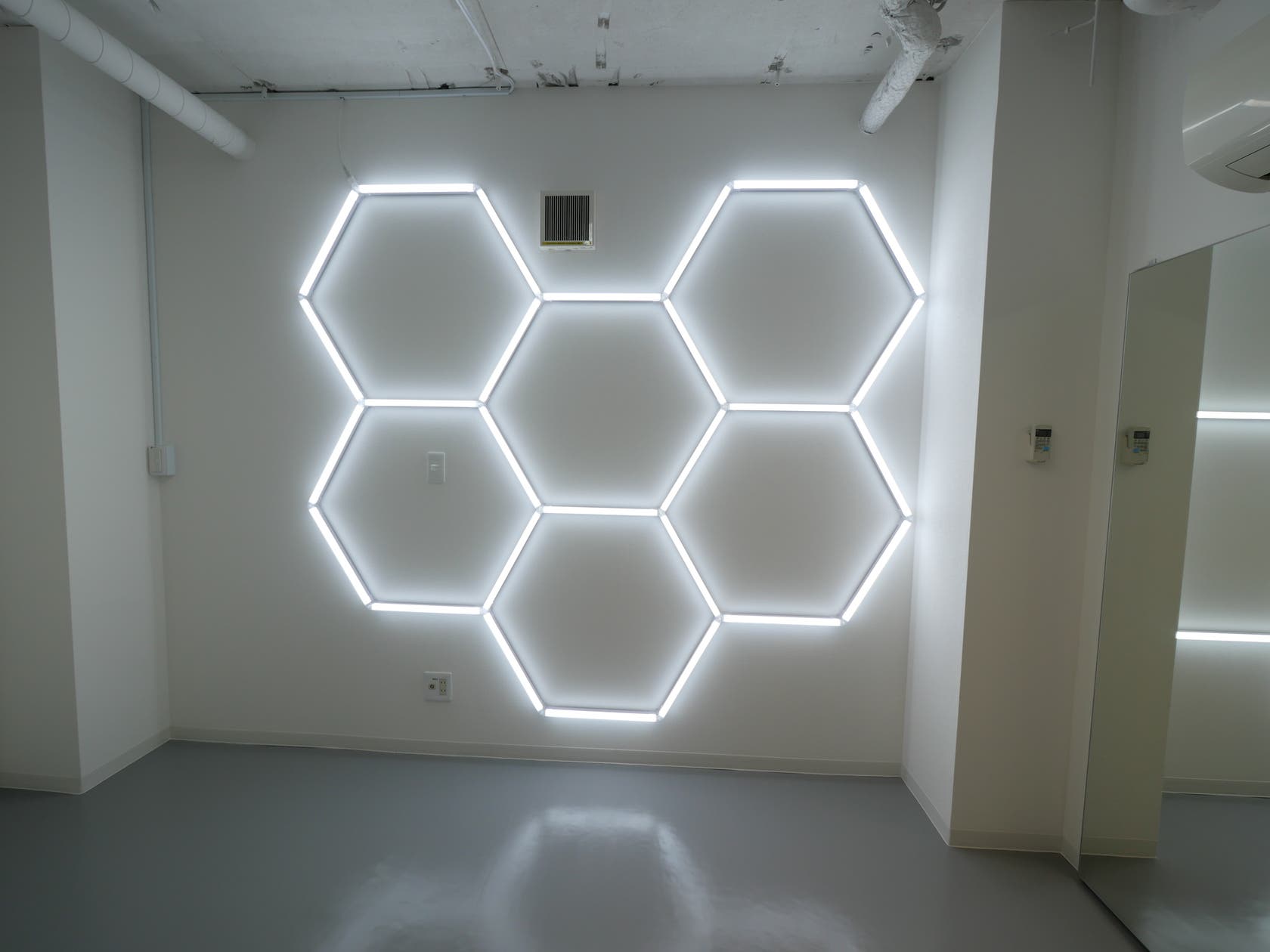 【柏駅4分】真っ白な内装で清潔感✨｜20平米｜リノリュウム床｜天井高く開放的｜5人で余裕でダンス👍｜撮影映えLED完備🎥の写真9