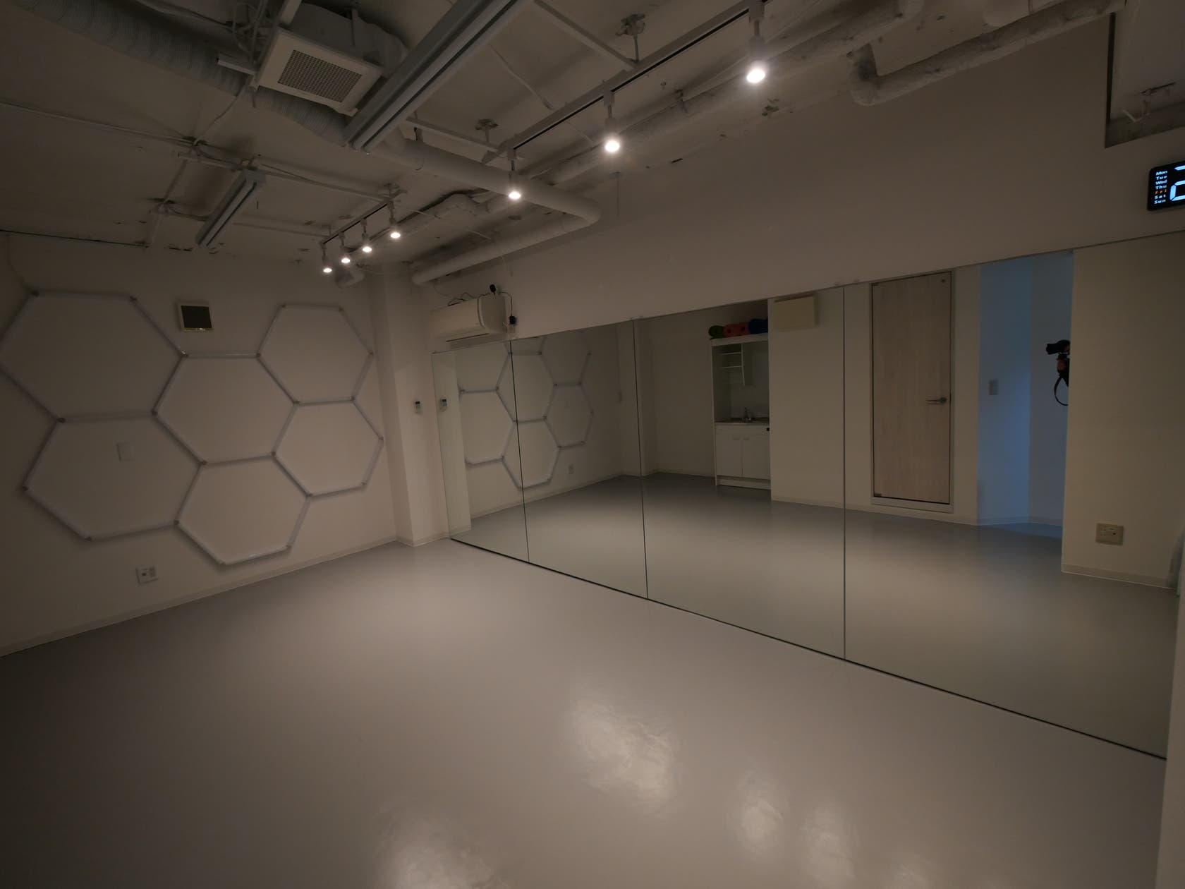 【柏駅4分】真っ白な内装で清潔感✨｜20平米｜リノリュウム床｜天井高く開放的｜5人で余裕でダンス👍｜撮影映えLED完備🎥の写真11