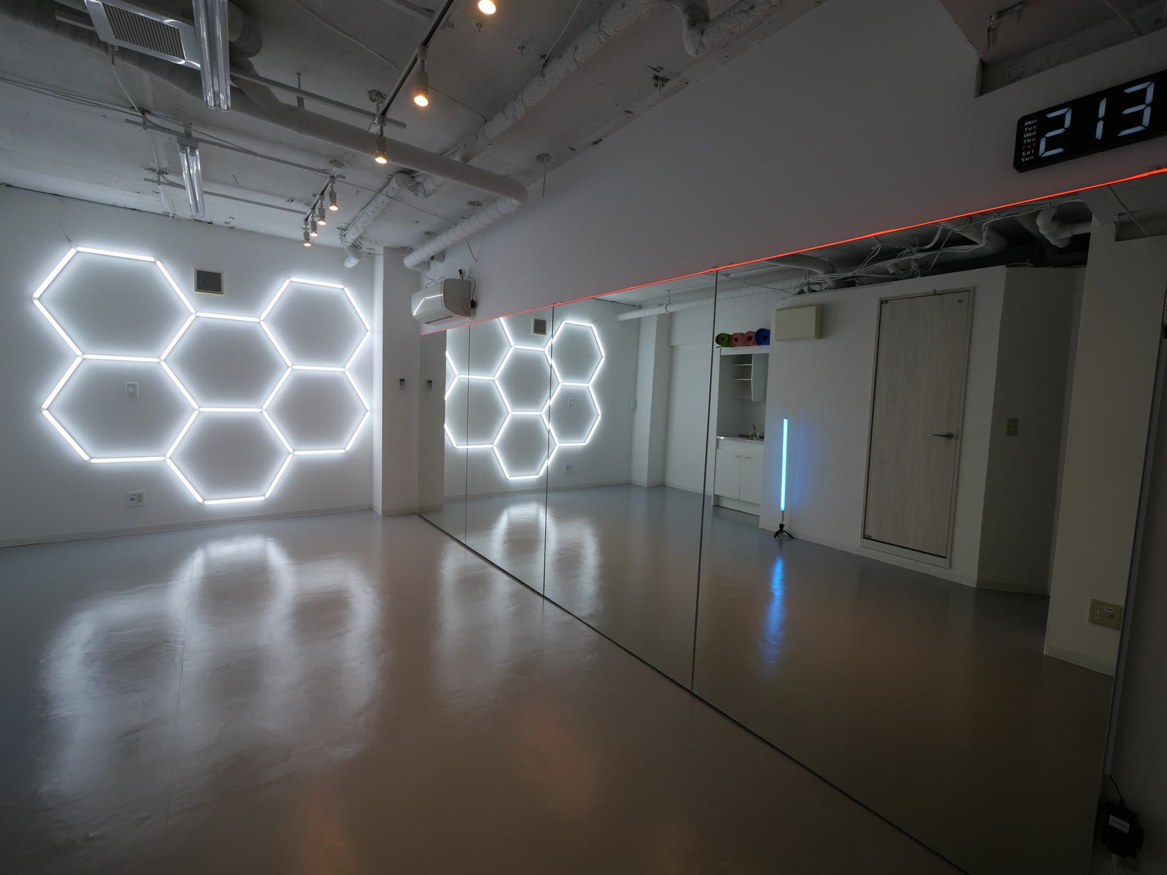 【柏駅4分】真っ白な内装で清潔感✨｜20平米｜リノリュウム床｜天井高く開放的｜5人で余裕でダンス👍｜撮影映えLED完備🎥の写真4