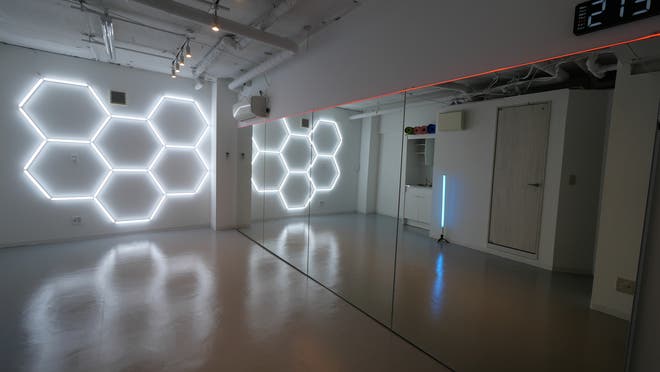 【柏駅4分】真っ白な内装で清潔感✨|20平米|リノリュウム床|天井高く開放的|5人で余裕でダンス👍|撮影映えLED完備🎥の写真4